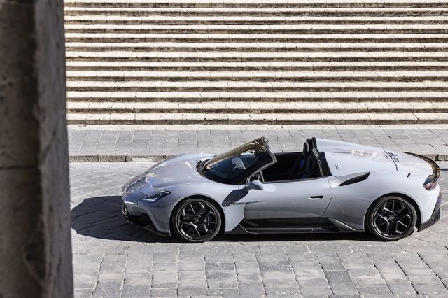 マセラティ MC20のオープントップ。MC20 チェロはどう違う？ 試乗して問う。クーペか？ コンバーチブルか？ | JBpress ...